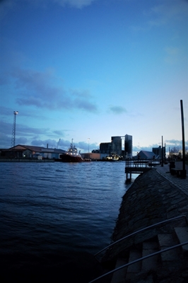 Eine ruhige Hafeneinfahrt Poster von Sofie Heinsvig | Printler